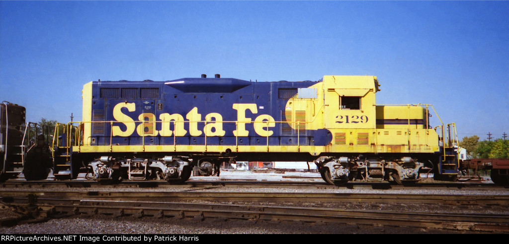 ATSF 2129 GP7U later VMVX 2192 and NREX 2129 sans fuel tank enters the PAL Oak Street Yard in ...